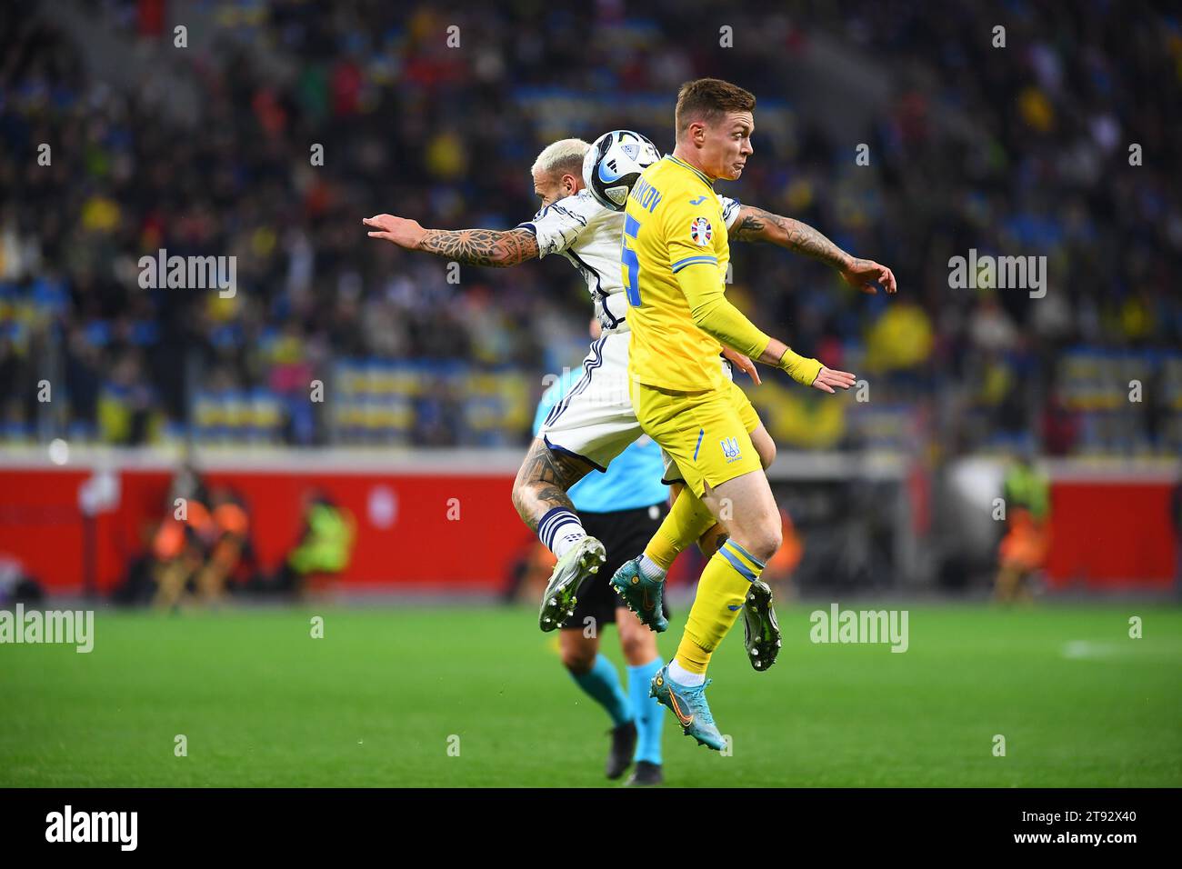 LEVERKUSEN, DEUTSCHLAND - 20. November 2023: Viktor Tsyhankov ... LEVERKUSEN, DEUTSCHLAND - 20. November 2023: Viktor Tsyhankov ...