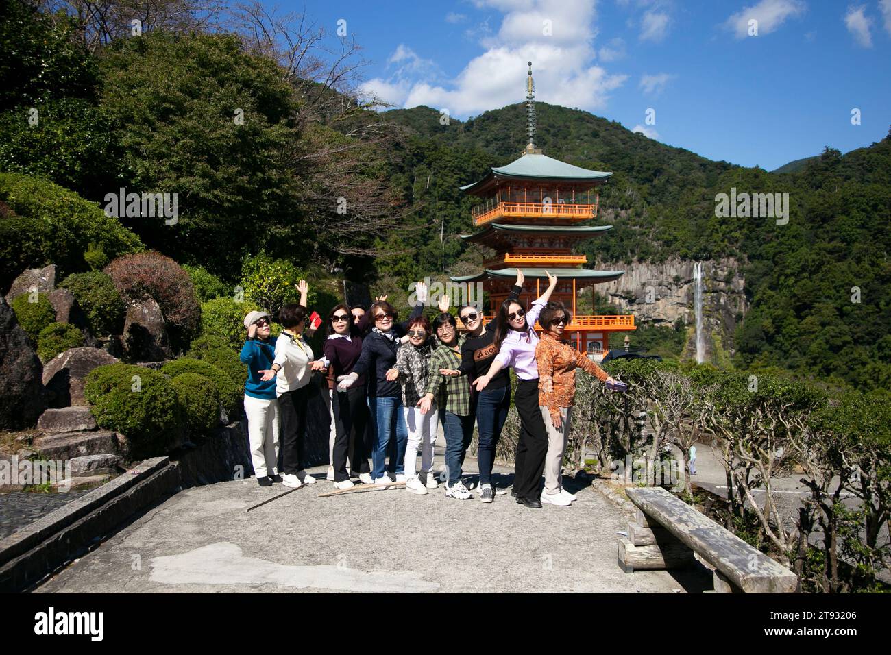 Kumano Kodo, Japan; 1. Oktober 2023: Gruppen von Touristen besuchen die ...