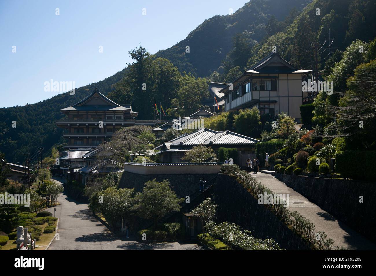 Kumano Kodo, Japan; 1. Oktober 2023: Gruppen von Touristen besuchen die ...