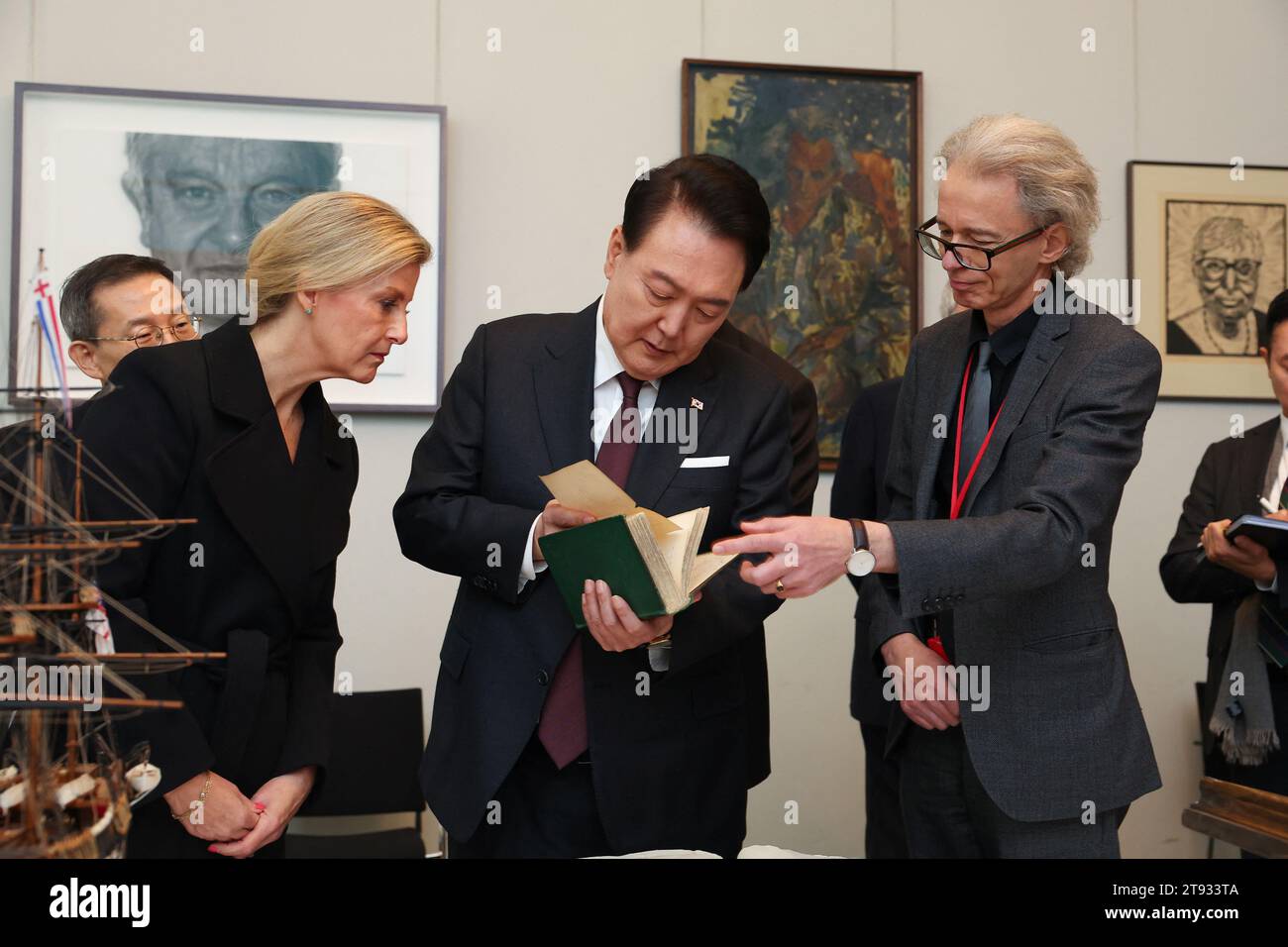 Der Leiter der Bibliothek der Royal Society, Keith Moore (rechts ...