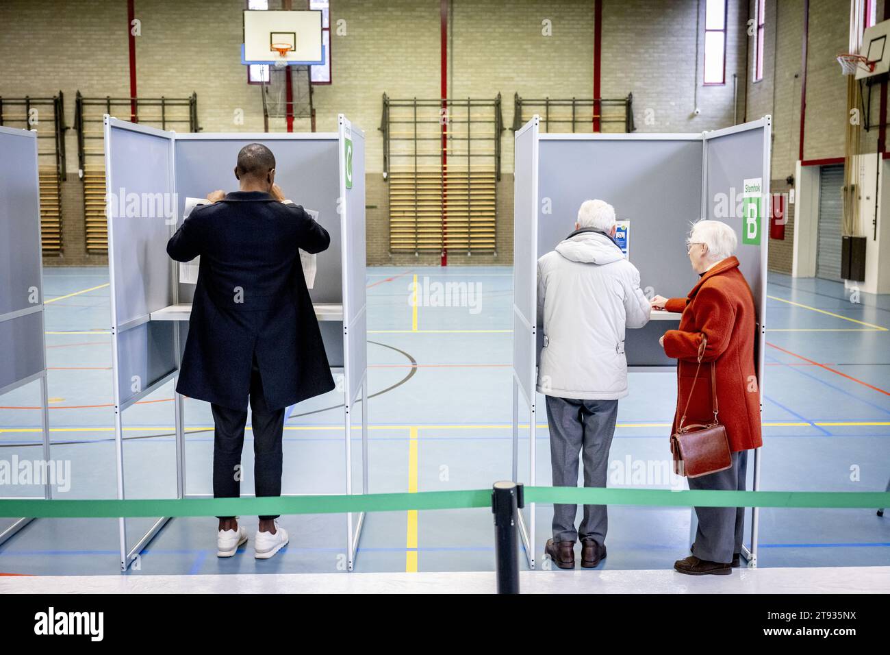 ROTTERDAM – der Vorsitzende der BIJ1-Partei Edson Olf gibt seine Stimme ...