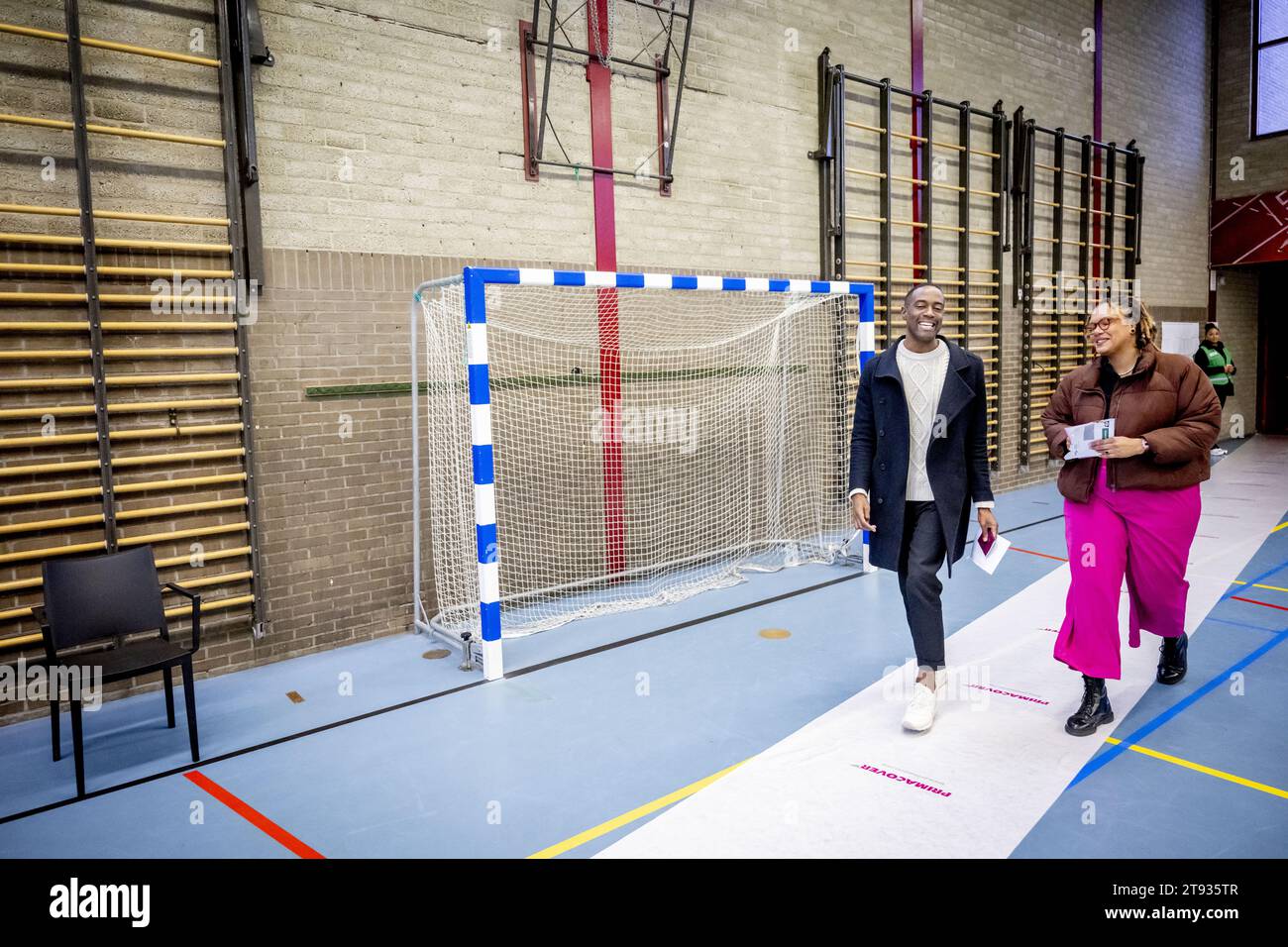 ROTTERDAM – der Vorsitzende der BIJ1-Partei Edson Olf gibt seine Stimme ...