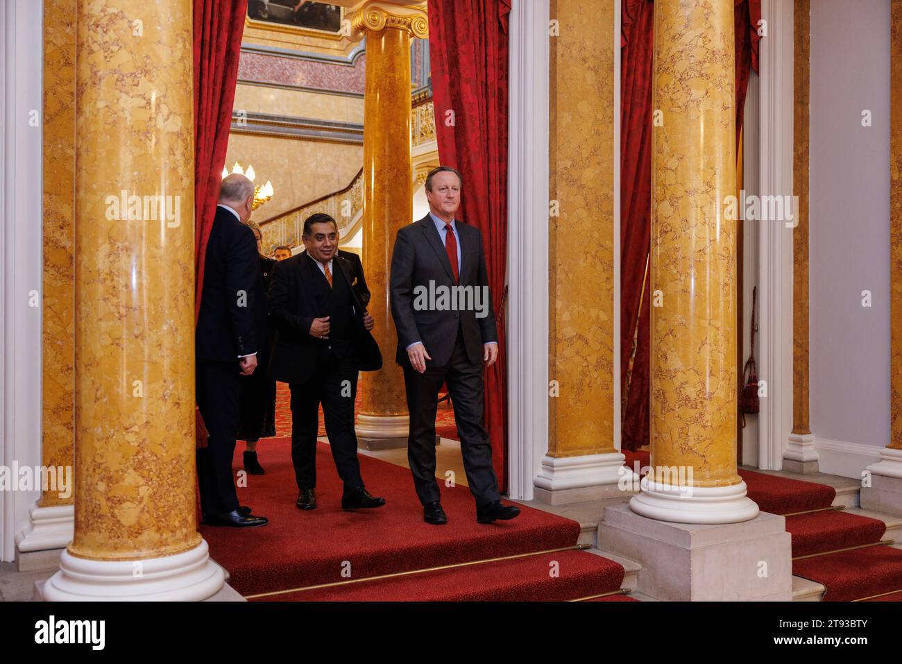 Außenminister Lord David Cameron (rechts) und Lord Ahmad von Wimbledon ...