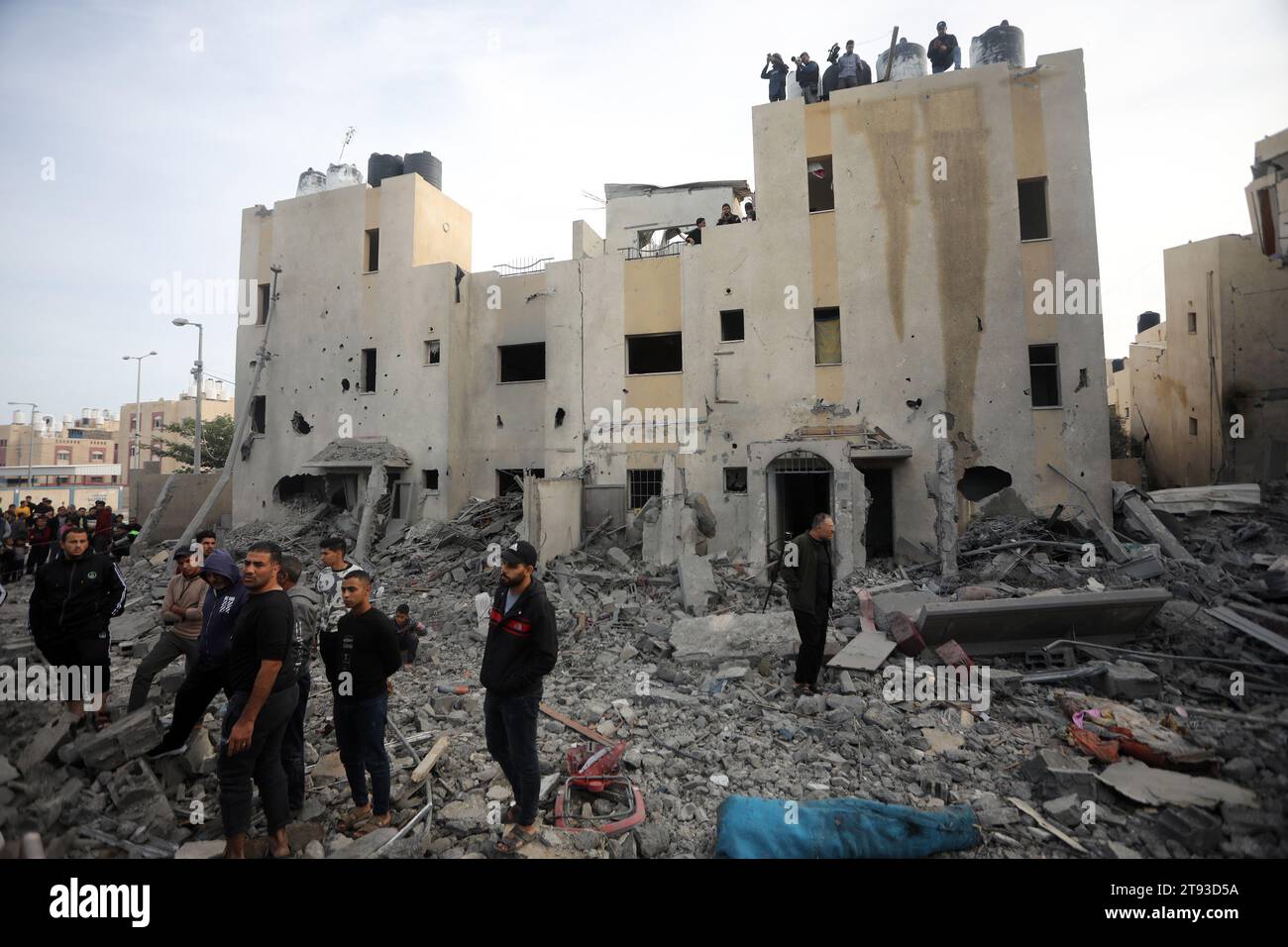 Rafah, Gaza. November 2023. Palästinenser kontrollieren die Trümmer nach israelischen Angriffen ...