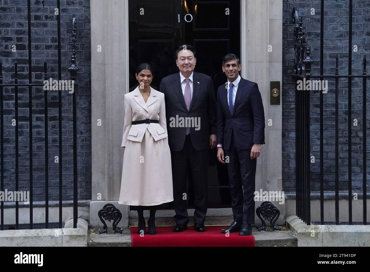 Premierminister Rishi Sunak (rechts), seine Frau Akshata Murty (links ...