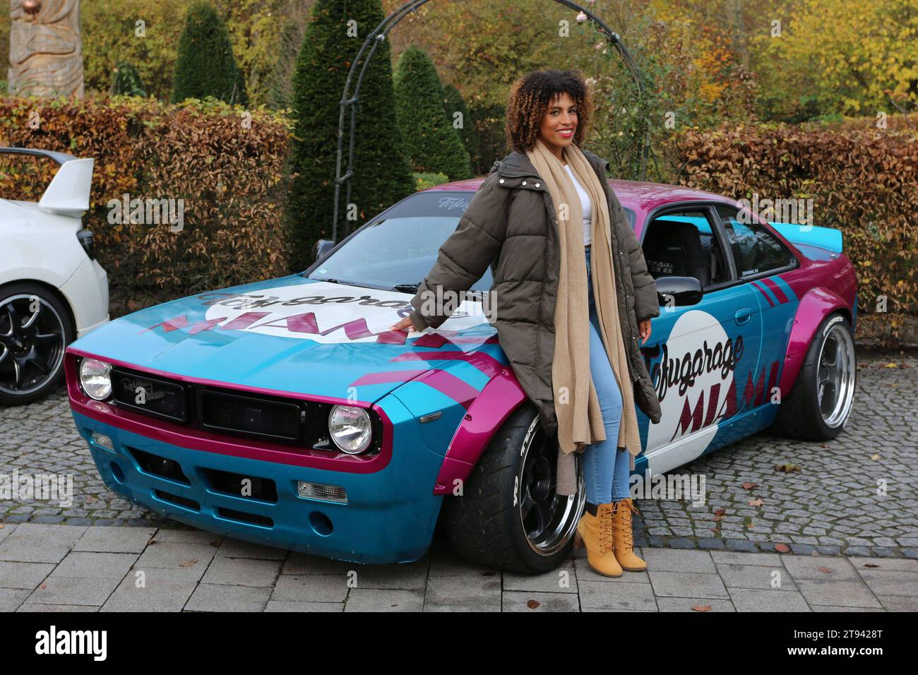Modell Jenny posiert am Datsun S14 Rocketbunny Boss V2 - Umbau ...
