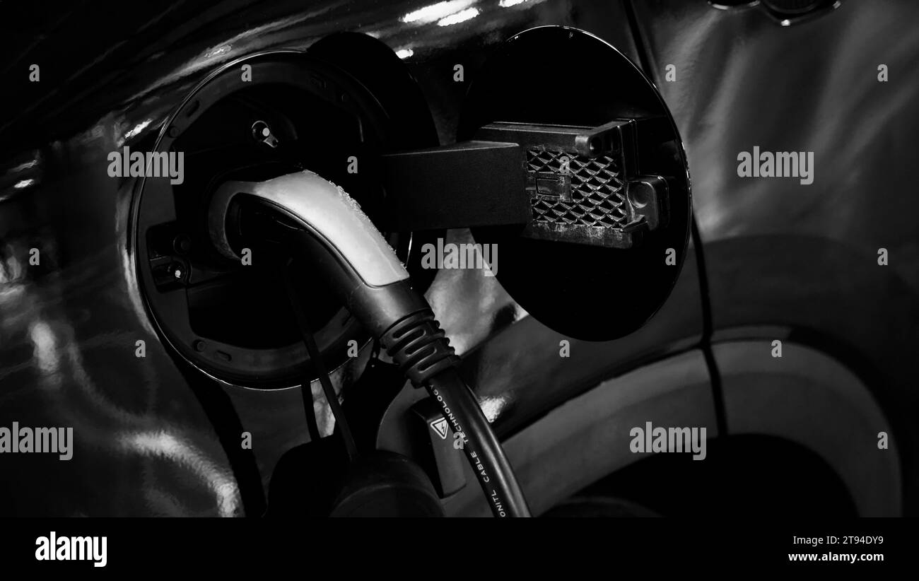 Autobatterie ladegerät Schwarzweiß-Stockfotos und -bilder - Alamy