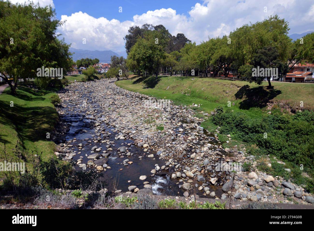 CUENCA-ESTIAJE-RIO TOMEBAMBA Cuenca, Ecuador 22 de noviembre de 2023 El ...