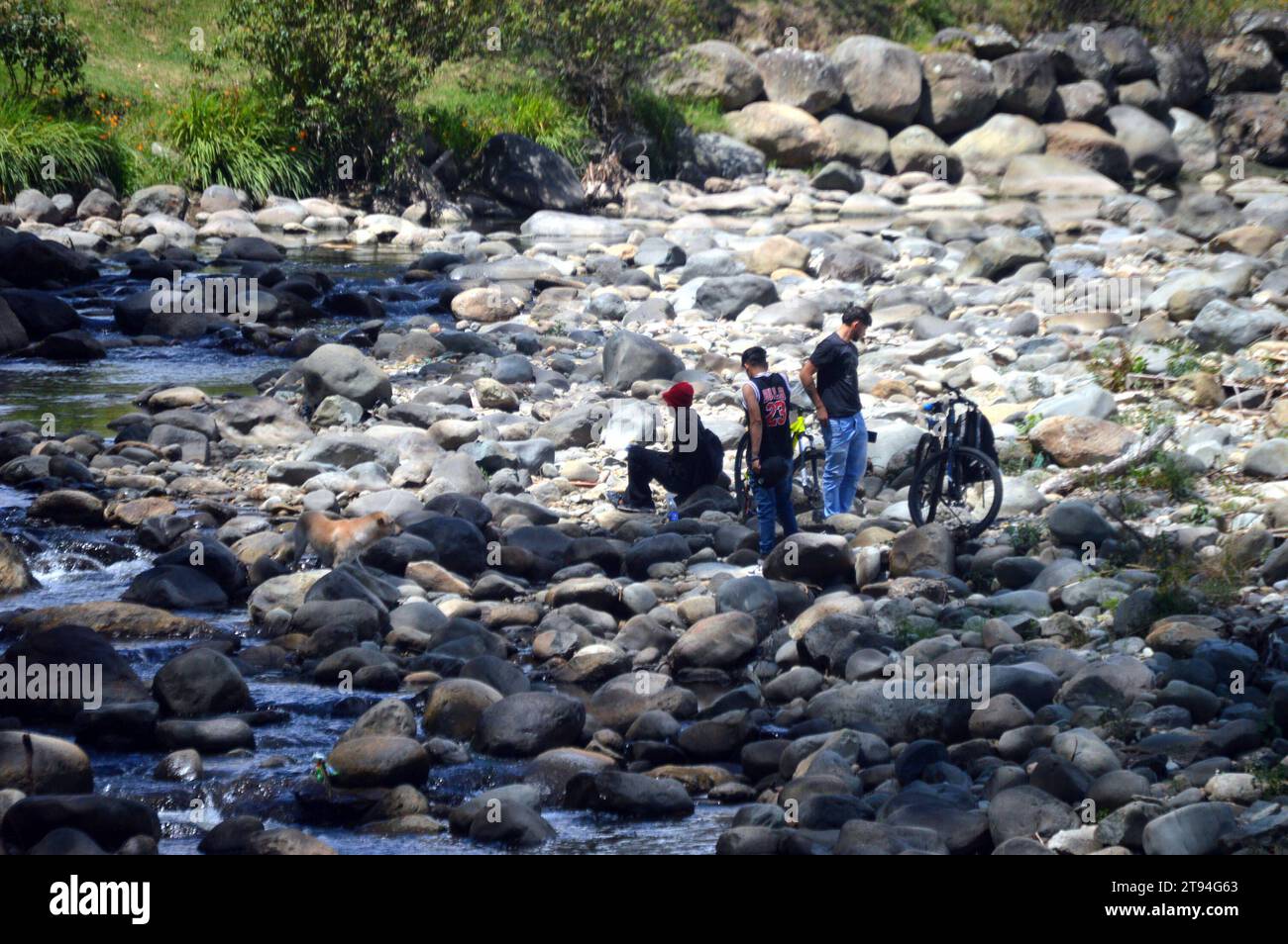 CUENCA-ESTIAJE-RIO TOMEBAMBA Cuenca, Ecuador 22 de noviembre de 2023 El ...