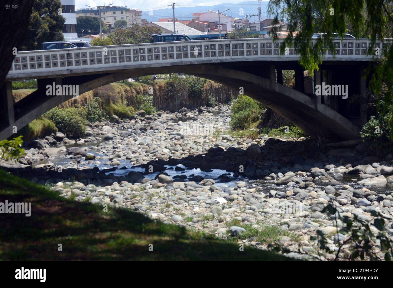CUENCA-ESTIAJE-RIO TOMEBAMBA Cuenca, Ecuador 22 de noviembre de 2023 El ...