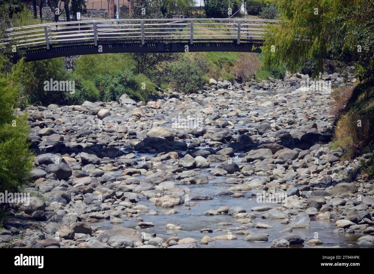 CUENCA-ESTIAJE-RIO TOMEBAMBA Cuenca, Ecuador 22 de noviembre de 2023 El ...