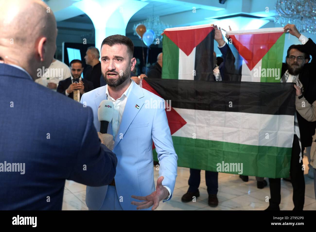 AMSTERDAM - DENK-Chef Stephan van Baarle mit palästinensischer Flagge ...