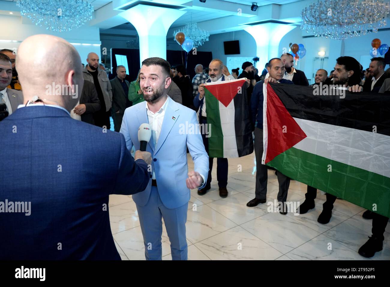 AMSTERDAM - DENK-Chef Stephan van Baarle mit palästinensischer Flagge ...