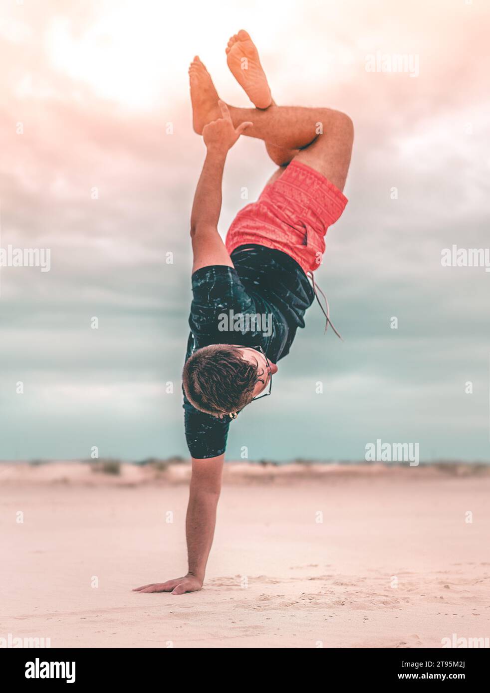 Einhand handstand hip hop -Fotos und -Bildmaterial in hoher Auflösung ...