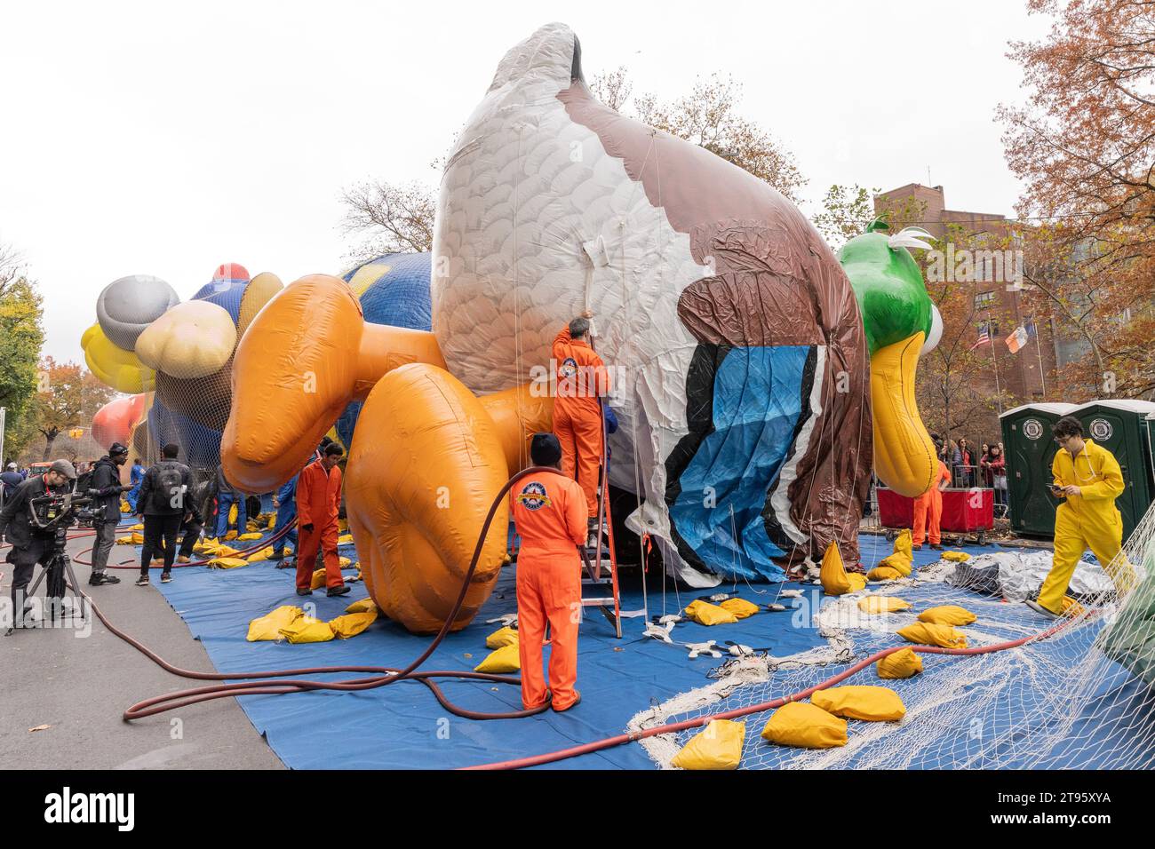 Mitglieder des Macy's Inflation Teams arbeiten an riesigen Ballons ...