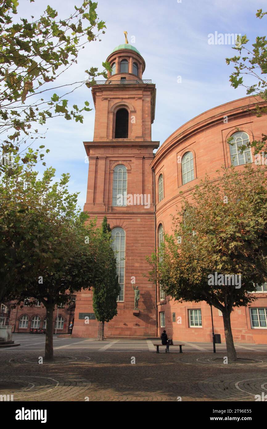 Die Paulskirche ist eine protestantische Kirche am Paulsplatz ...