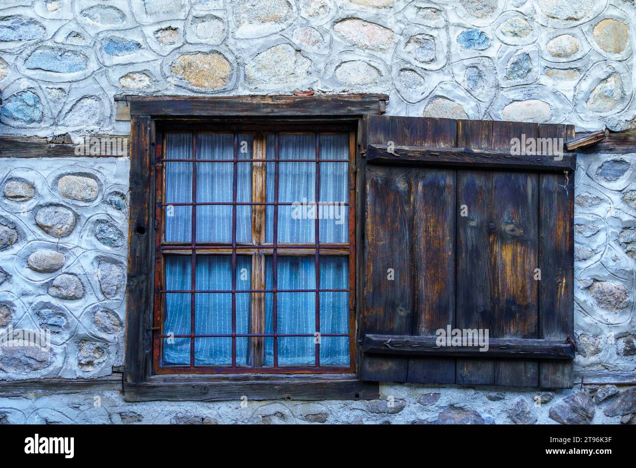 Blick auf eine Mauer mit typischem Fenster, in Bansko, Südwesten ...