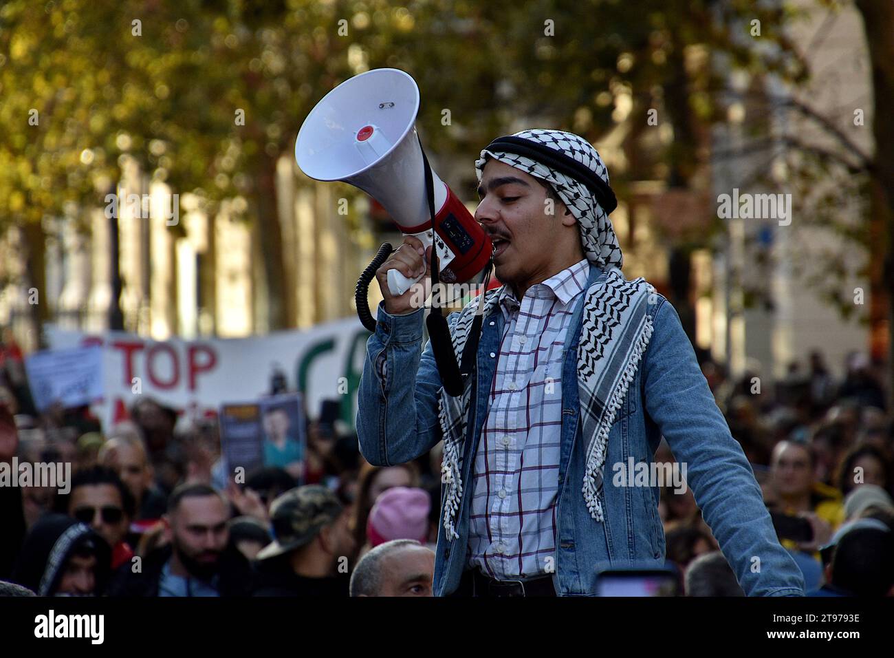 Ein palästinensischer Demonstrant mit Megaphon singt während der ...
