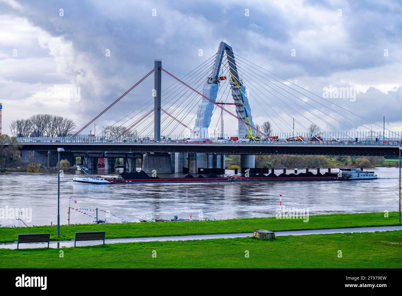 Neubau der Autobahnbrücke der A1 über den Rhein bei Leverkusen, nach der Fertigstellung der ...