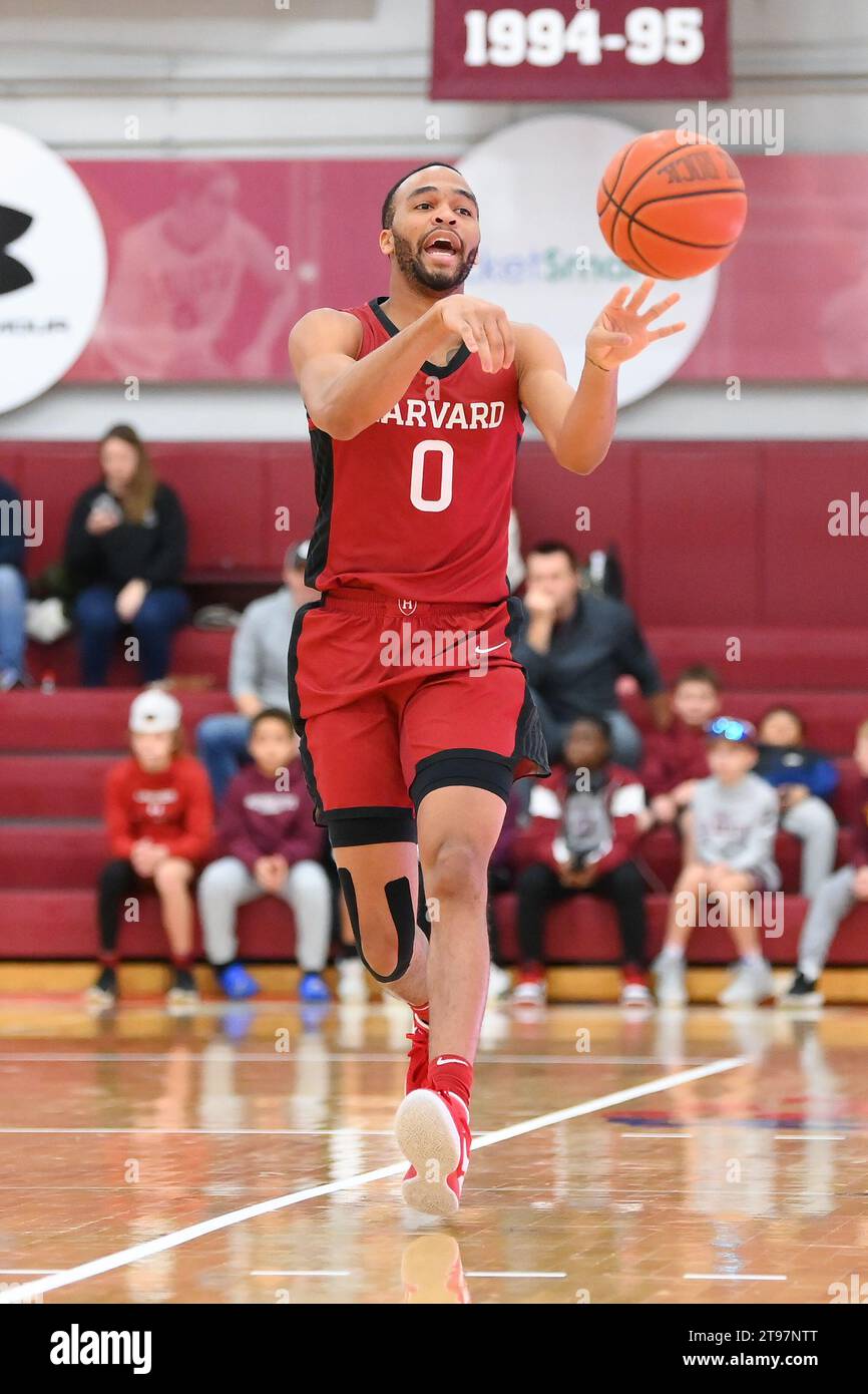 22. November 2023: Harvard Crimson Garde Tyler Simon (0) übergibt den ...