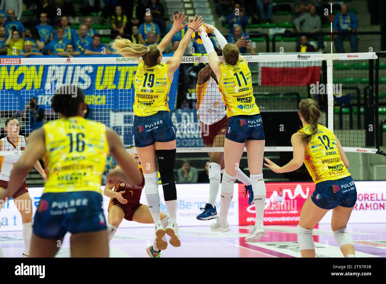 Treviso, Italien. November 2023. Block von Haak Isabelle und Fahr Sarah ...