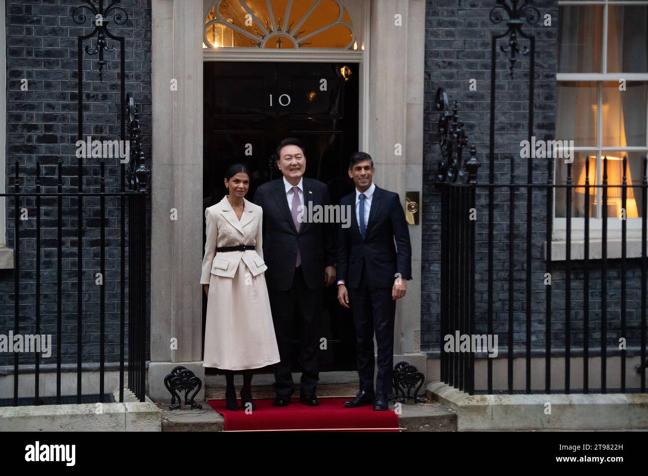 London, Großbritannien. November 2023. Kollegen, die mit Yoon Suk Yeol ...