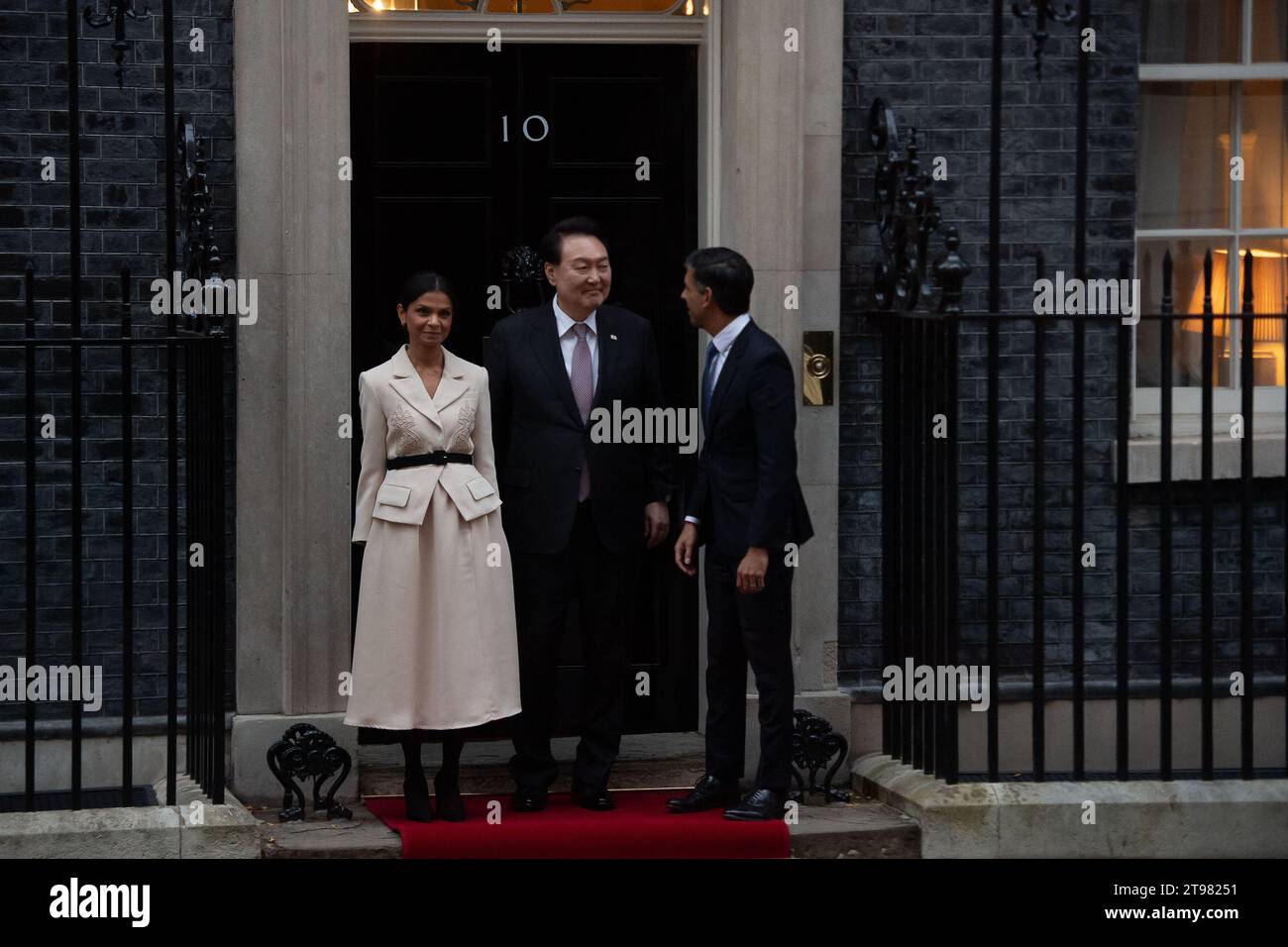 London, Großbritannien. November 2023. Kollegen, die mit Yoon Suk Yeol ...