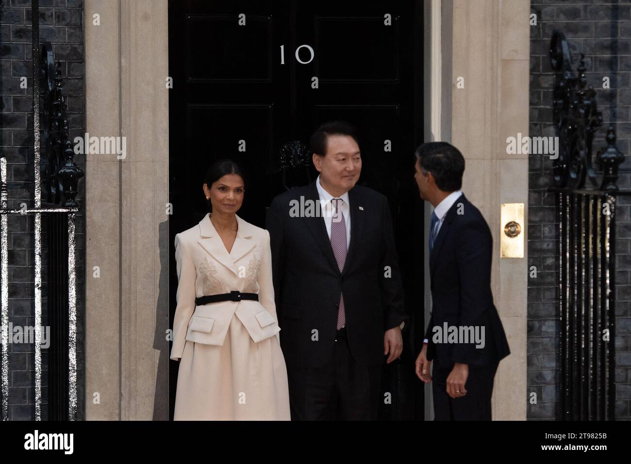 London, Großbritannien. November 2023. Kollegen, die mit Yoon Suk Yeol ...