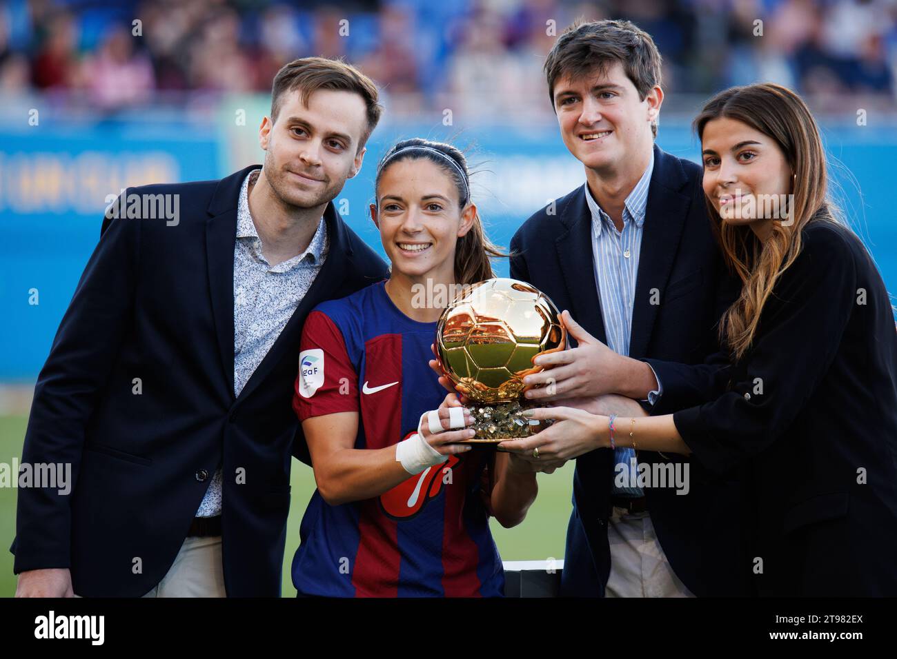 BARCELONA – 5. November: Aitana Bonmati hält den Women Ballon d’Or vor ...