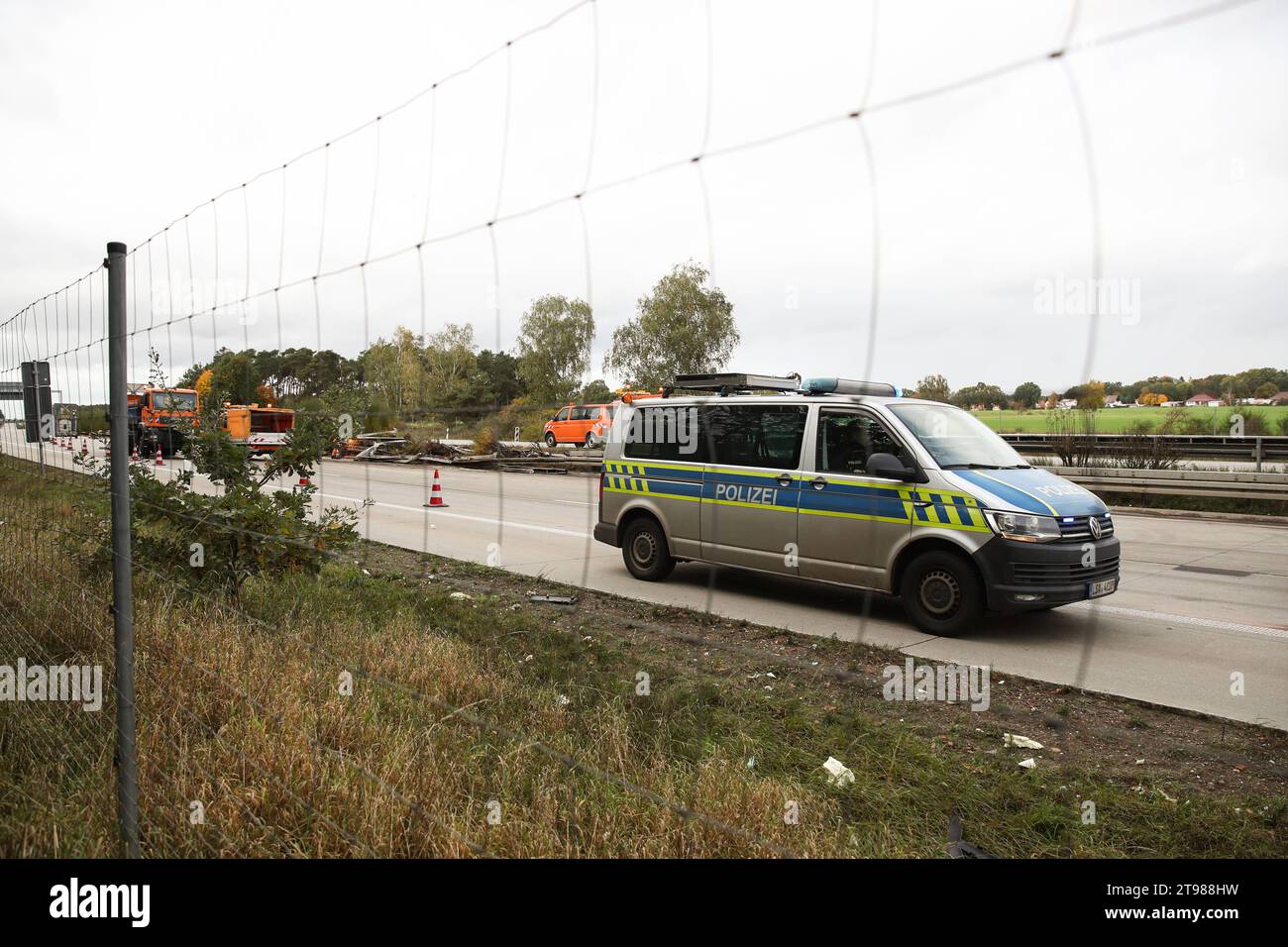 Die A2 bleibt zwischen Burg und Theeßen gesperrt. Hinter der Ausfahrt Thesen - Drewitz in ...