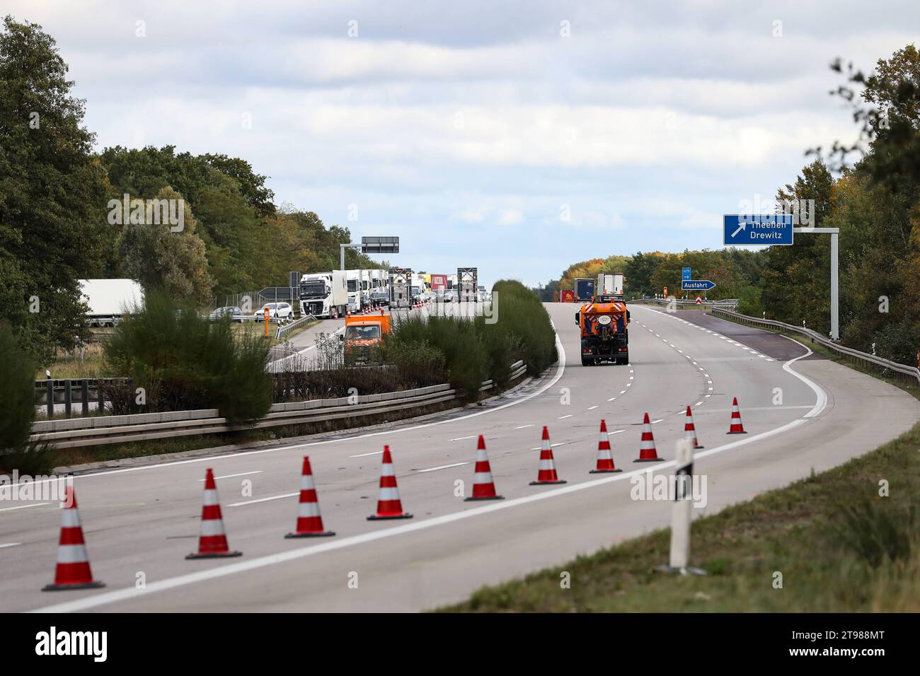 Die A2 bleibt zwischen Burg und Theeßen gesperrt. Hinter der Ausfahrt Thesen - Drewitz in ...