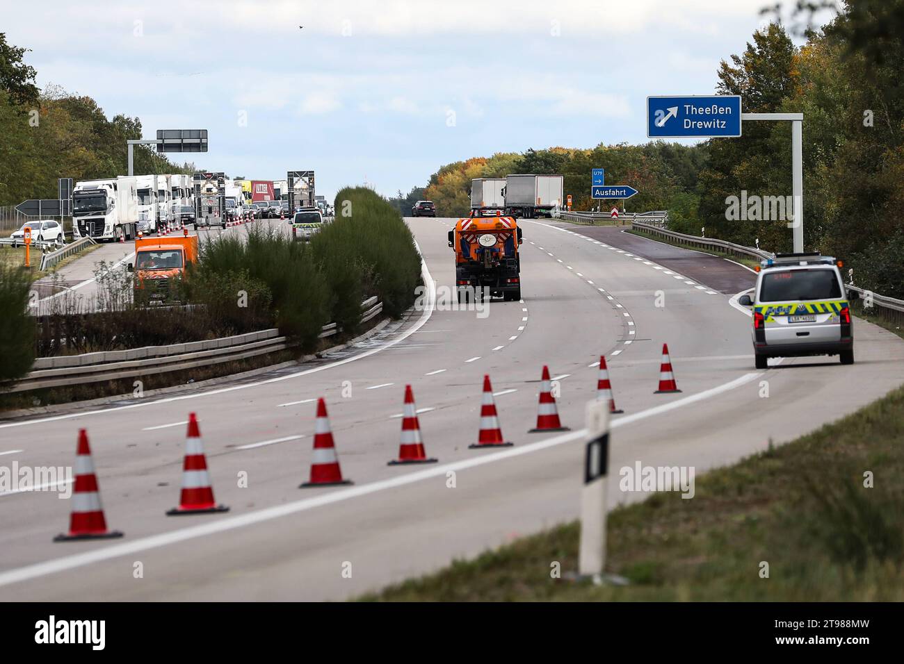 Die A2 bleibt zwischen Burg und Theeßen gesperrt. Hinter der Ausfahrt Thesen - Drewitz in ...