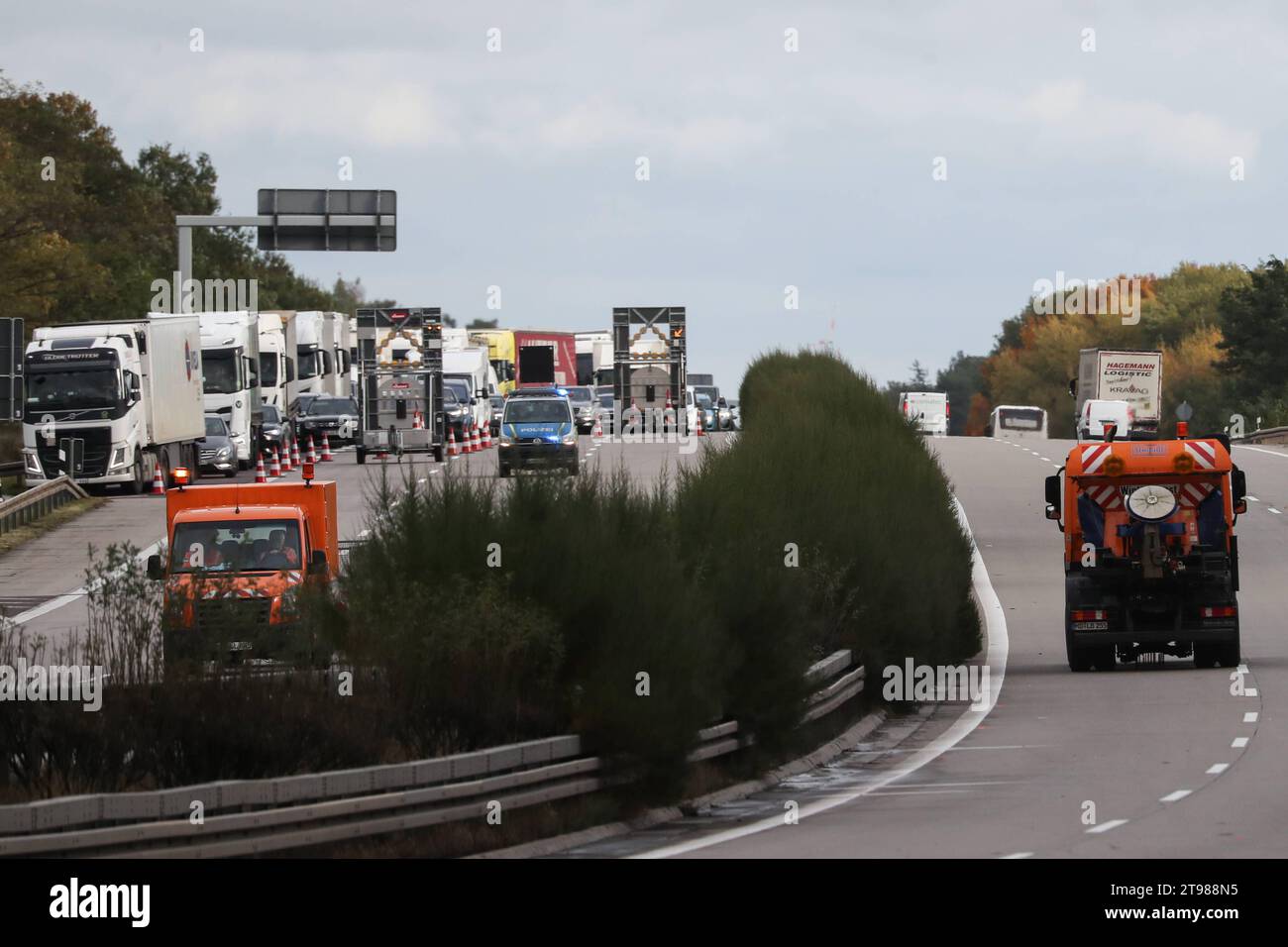 Die A2 bleibt zwischen Burg und Theeßen gesperrt. Hinter der Ausfahrt Thesen - Drewitz in ...