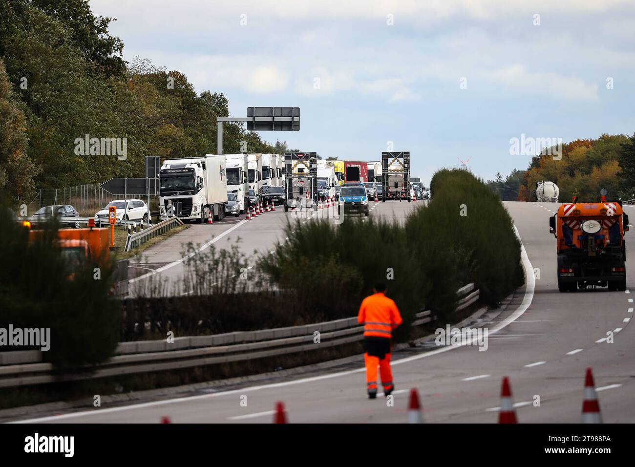 Die A2 bleibt zwischen Burg und Theeßen gesperrt. Hinter der Ausfahrt Thesen - Drewitz in ...