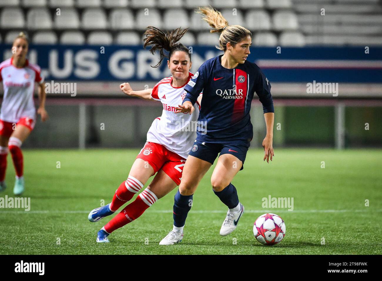 Sarah ZADRAZIL von Bayern München und Korbin ALBERT von PSG während des ...