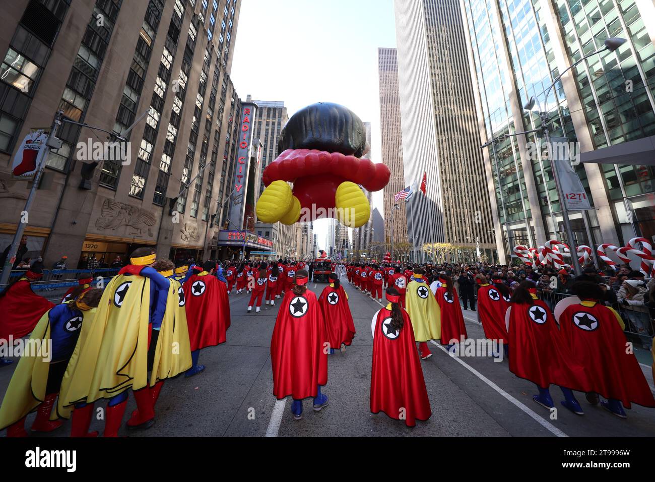 Der Rote Titan von Ryan’s World stürmt die Sixth Avenue während der 97 ...