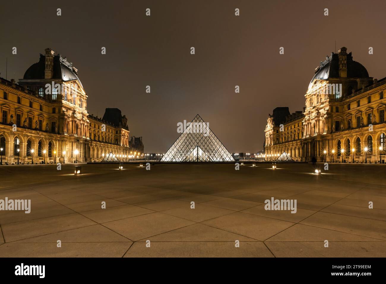 Louvre museum illuminated glass pyramid -Fotos und -Bildmaterial in ...