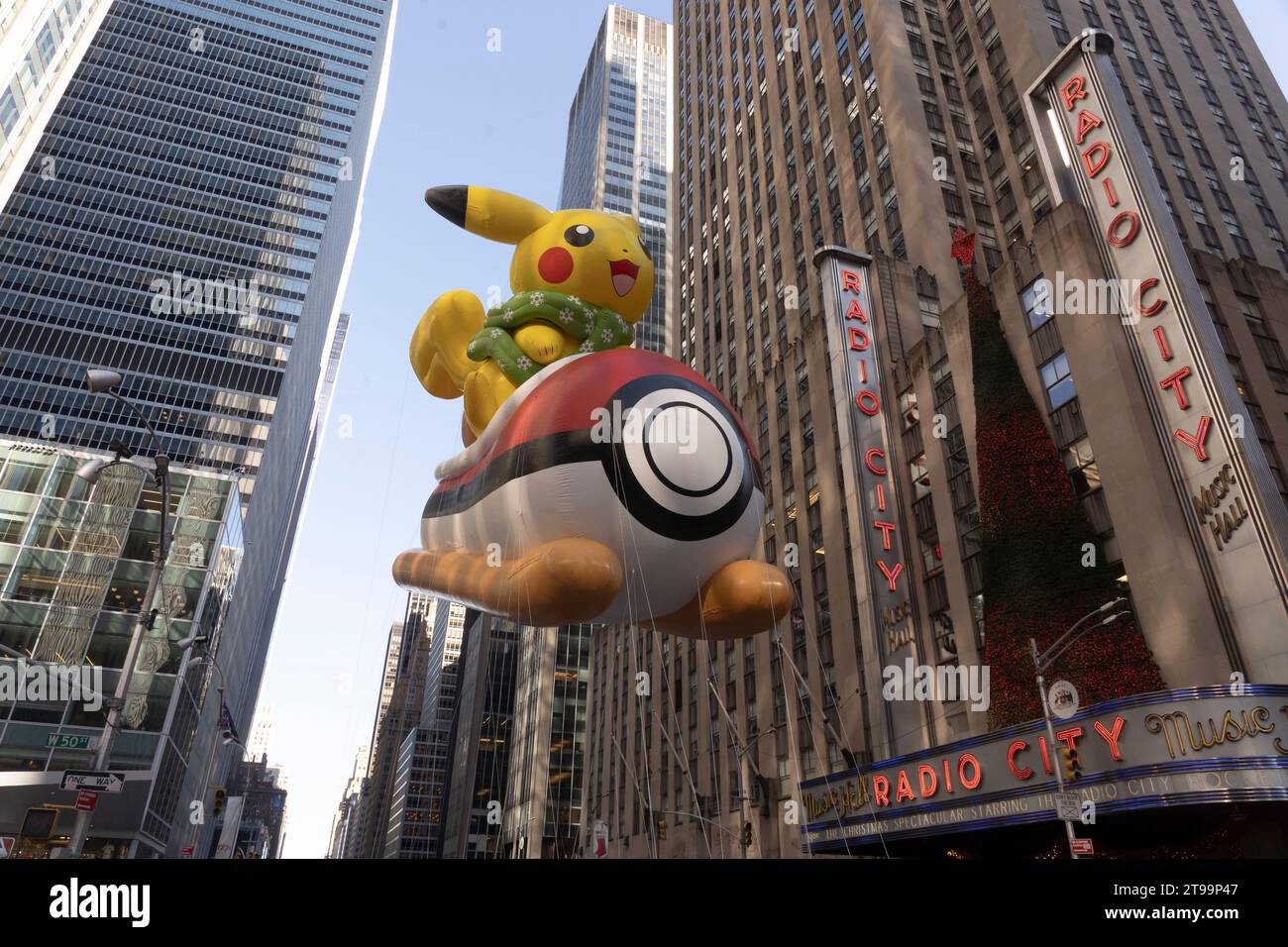 New York, Usa. November 2023. NEW YORK, NEW YORK – 23. NOVEMBER: Pikachu & Eevee Ballon zieht ...