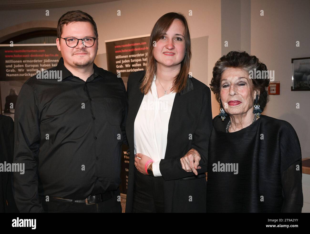 Berlin, Deutschland. November 2023. Lehrer Max Teske (l-r), Laura ...
