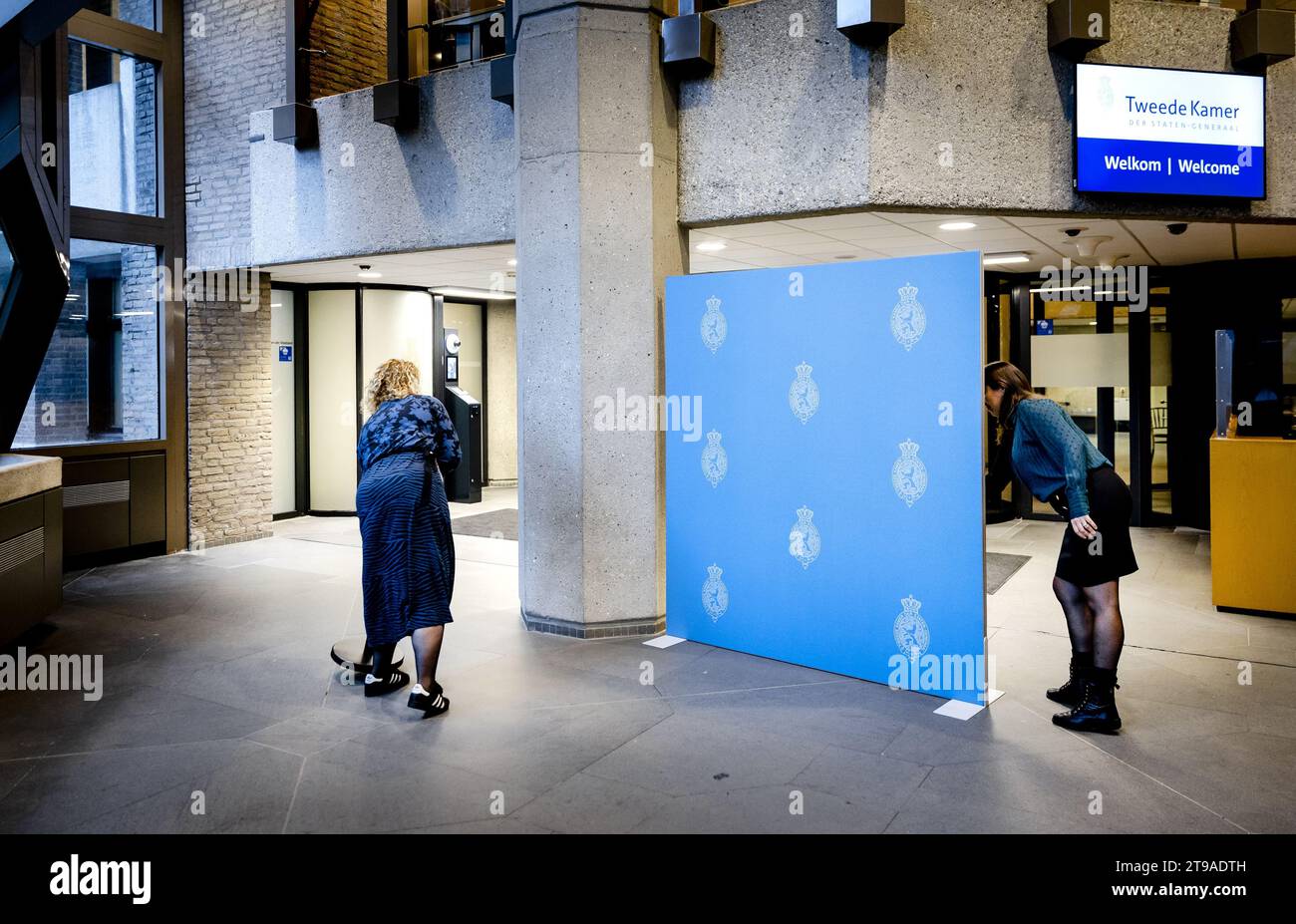 DEN HAAG - Vorbereitungen am Eingang des Max-van-der-Stoel-Saals im ...