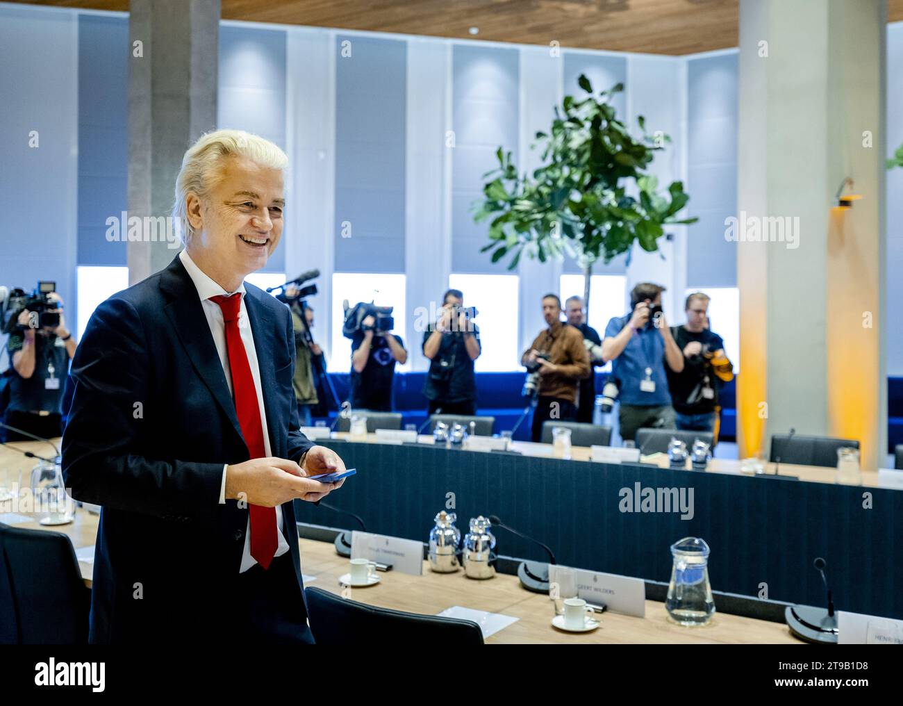 DEN HAAG - Geert Wilders (PVV) am Tisch zu einem Treffen mit der ...