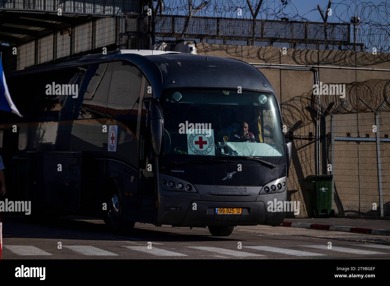 24. November 2023, Israel, Ramallah/Beituniya: Ein Bus des Roten ...