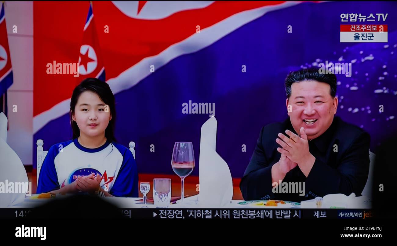Die Fernsehnachrichten am Yongsan-Bahnhof in Seoul zeigen, dass der ...