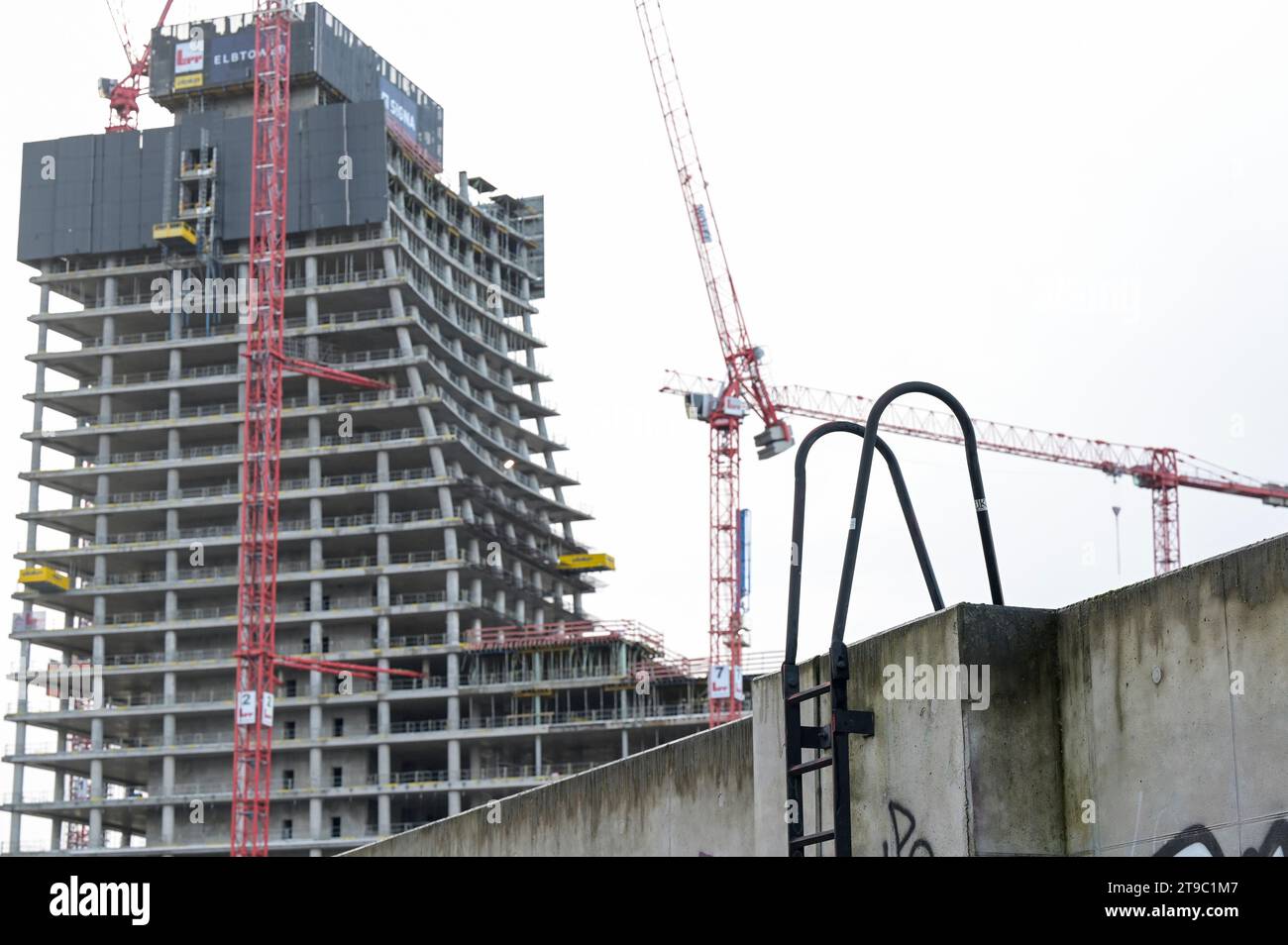 DEUTSCHLAND, Hamburg, Hafenstadt, Baustelle Elbtower der Signa Holding ...