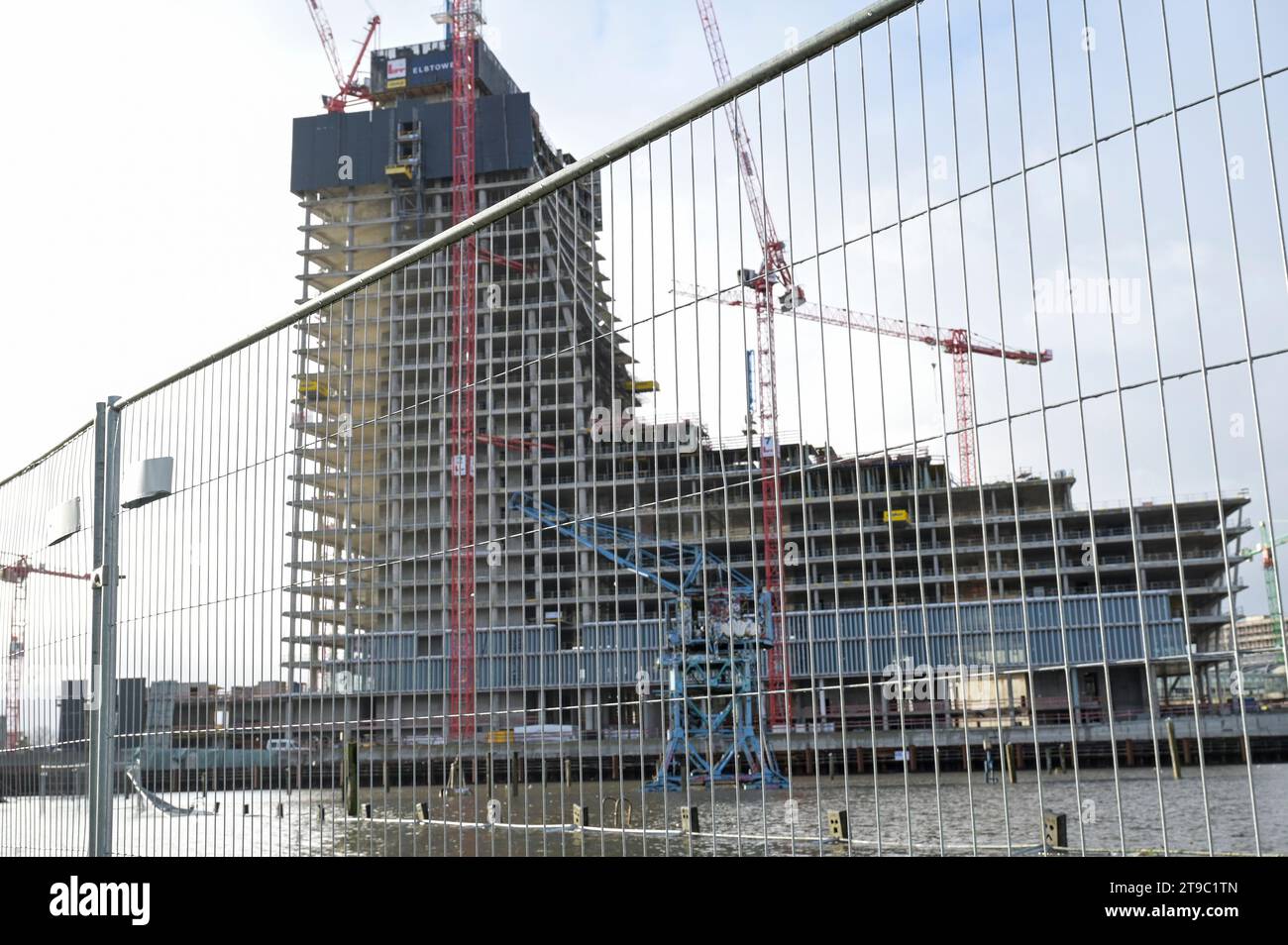 DEUTSCHLAND, Hamburg, Hafenstadt, Baustelle Elbtower der Signa Holding ...