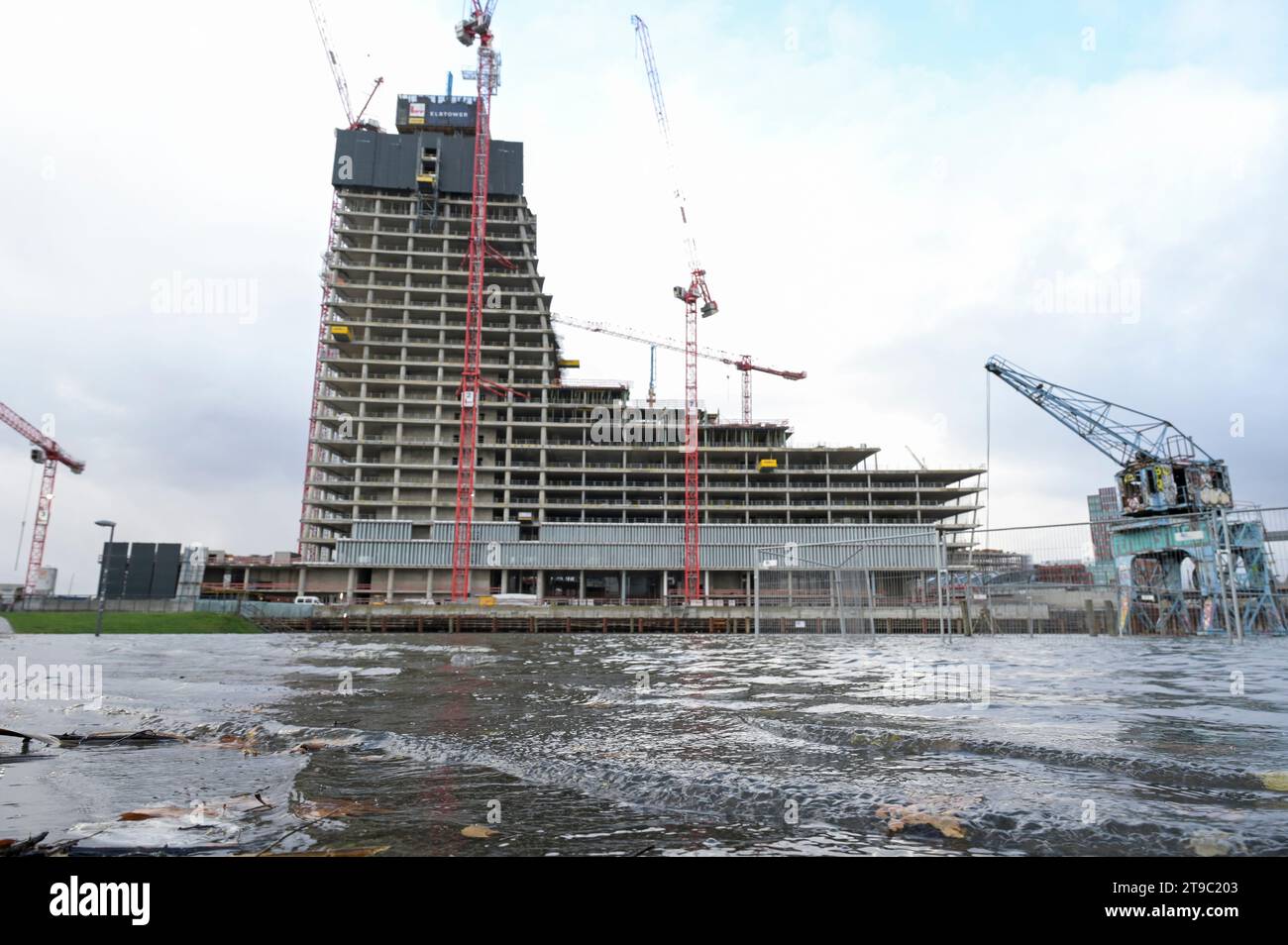 DEUTSCHLAND, Hamburg, Hafenstadt, Baustelle Elbtower der Signa Holding ...