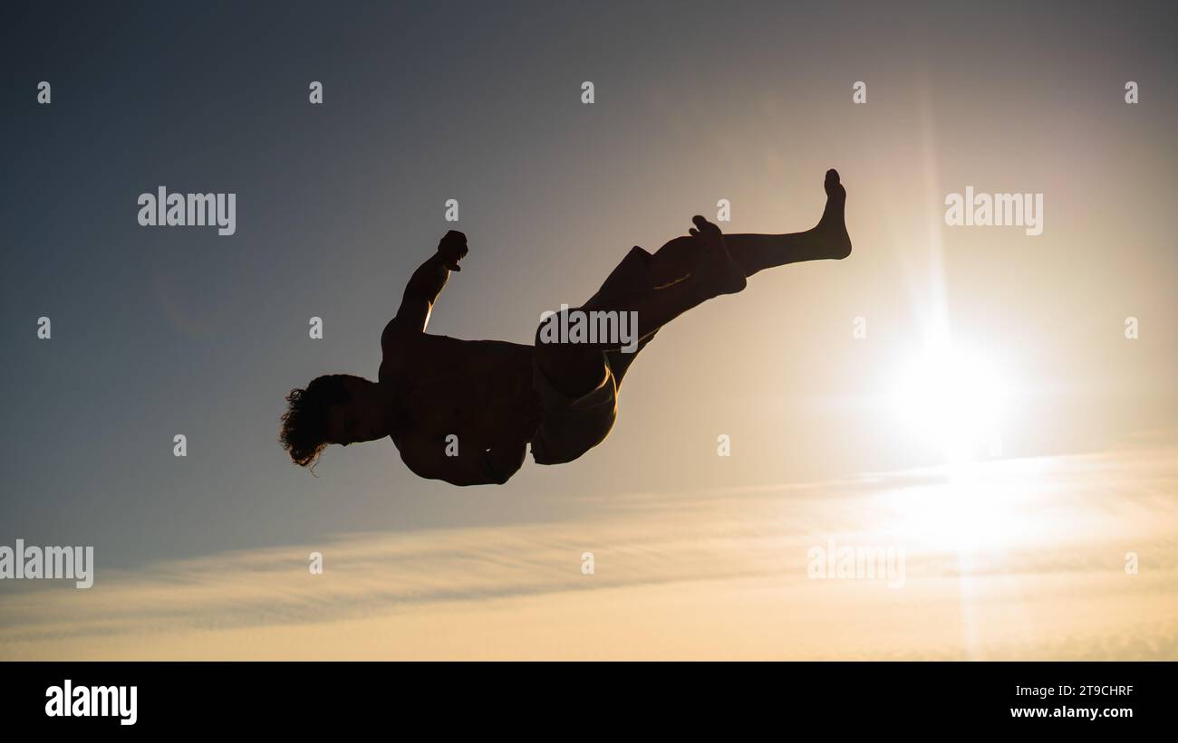 Backflip silhouette -Fotos und -Bildmaterial in hoher Auflösung – Alamy