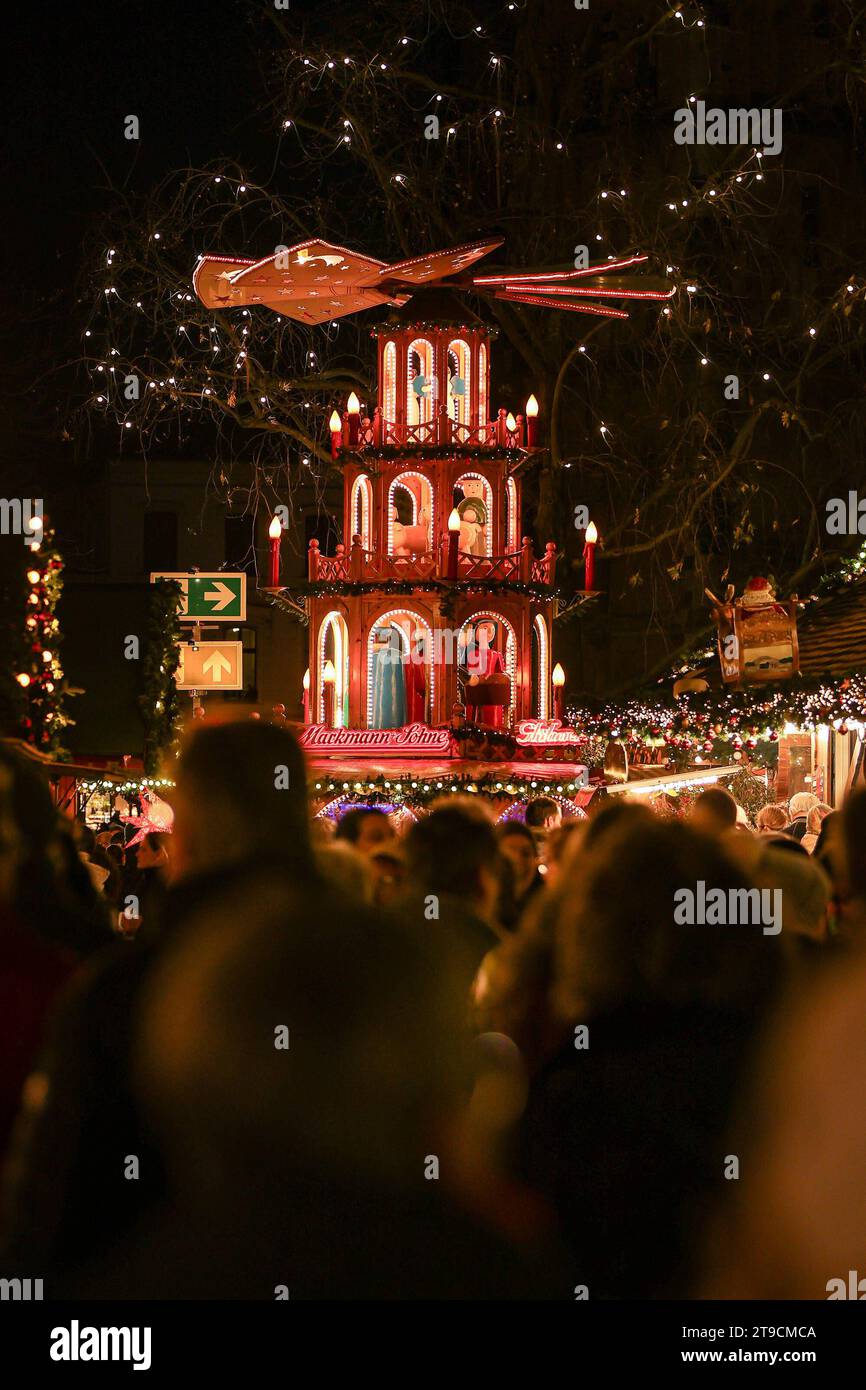 Weihnachtsmarkt in Bonn 2023 Glühwein Weihnachts-Pyramide - in der ...