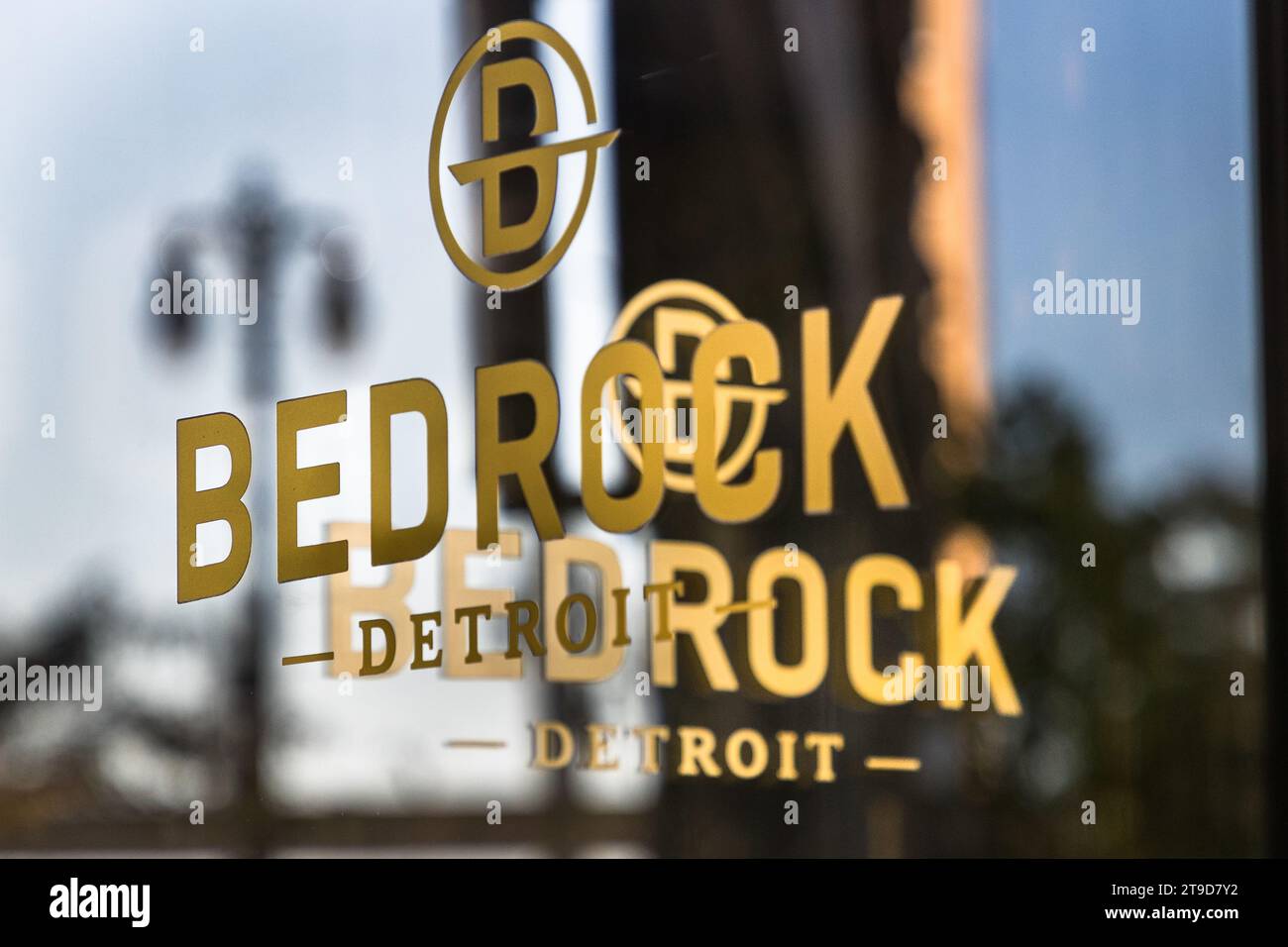 Der Name Grundgestein ist auf vielen Baustellen und Gebäuden in Detroit ...