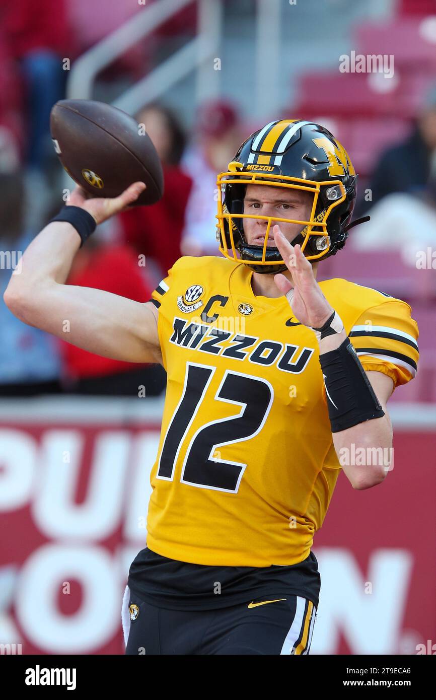 24. November 2023: Missouri QB Brady Cook #12 bereitet sich darauf vor ...